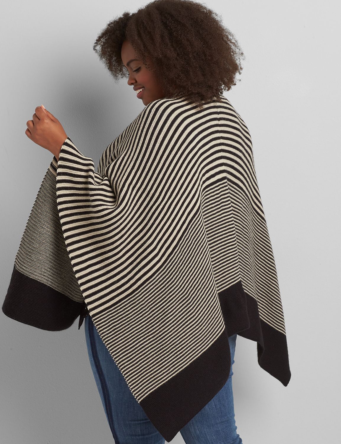 MULTI STRIPE KNIT PONCHO:LBF20408_Poncho_BlackCreamStripes_colorway1:ONESZ